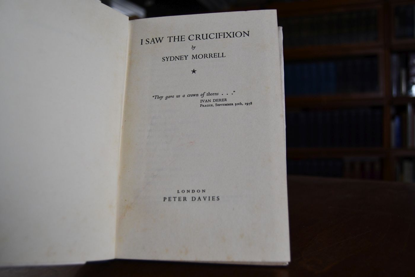 I saw the crucifixion. von Morrell, Sydney:: 20 x 14 cm, Leinen mit ...