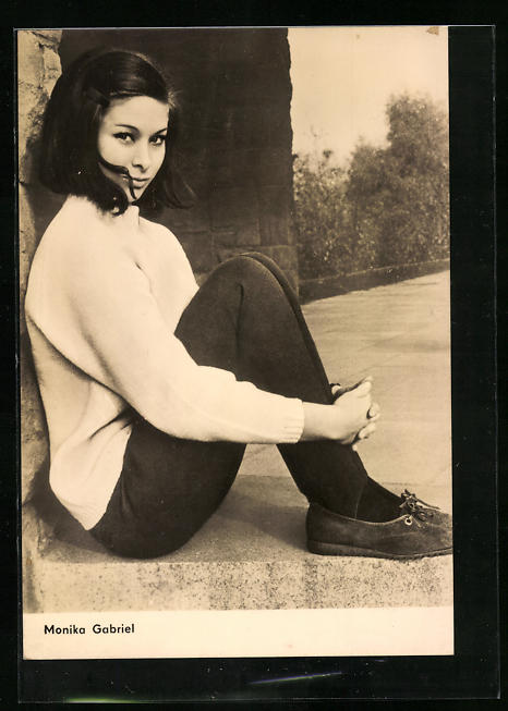 Ansichtskarte Schauspielerin Monika Gabriel, mit angezogenen Beinen auf ...