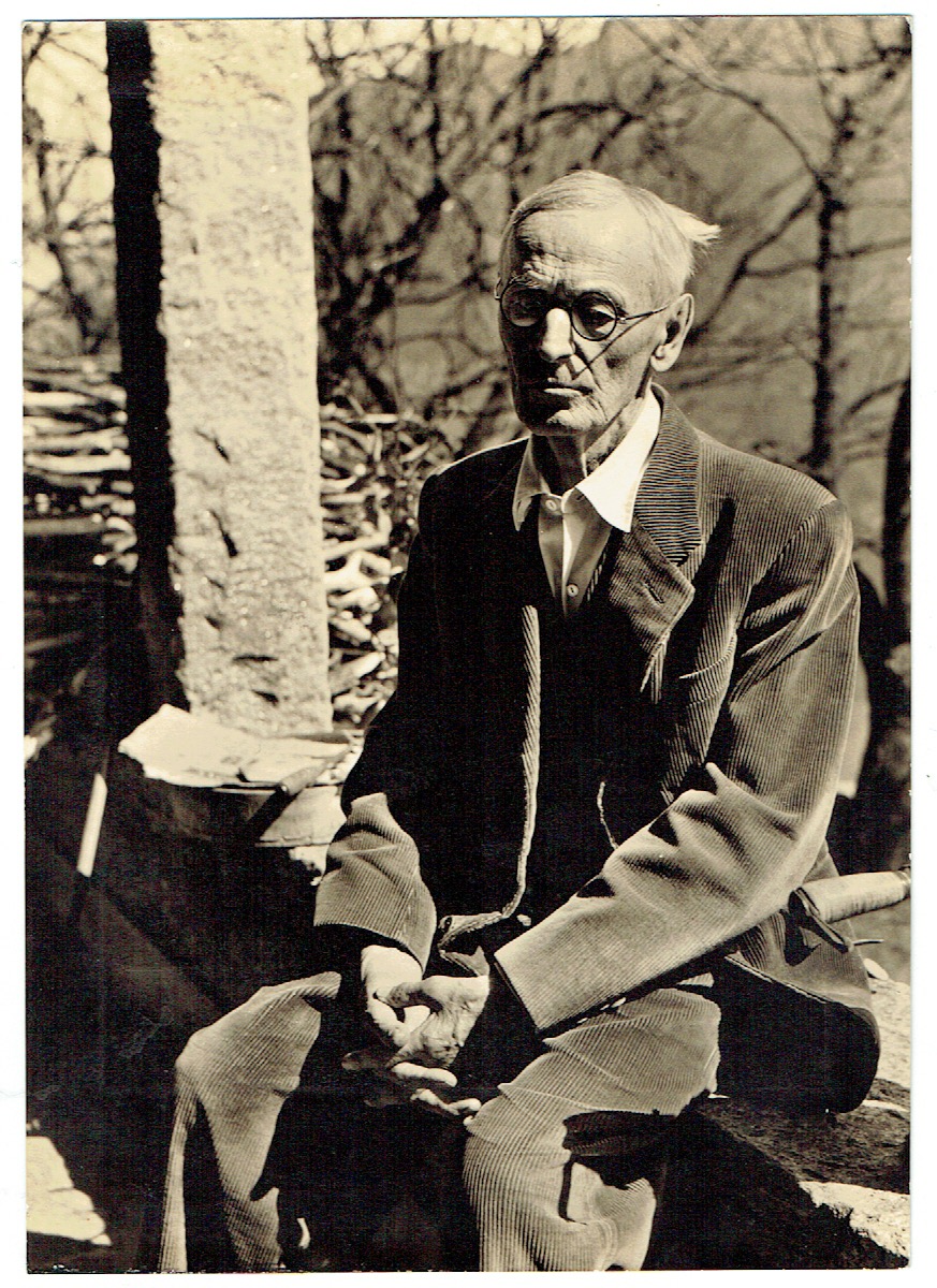 Portraitpostkarte mit eigenh. Unterschrift auf der Rückseite. by Hesse ...