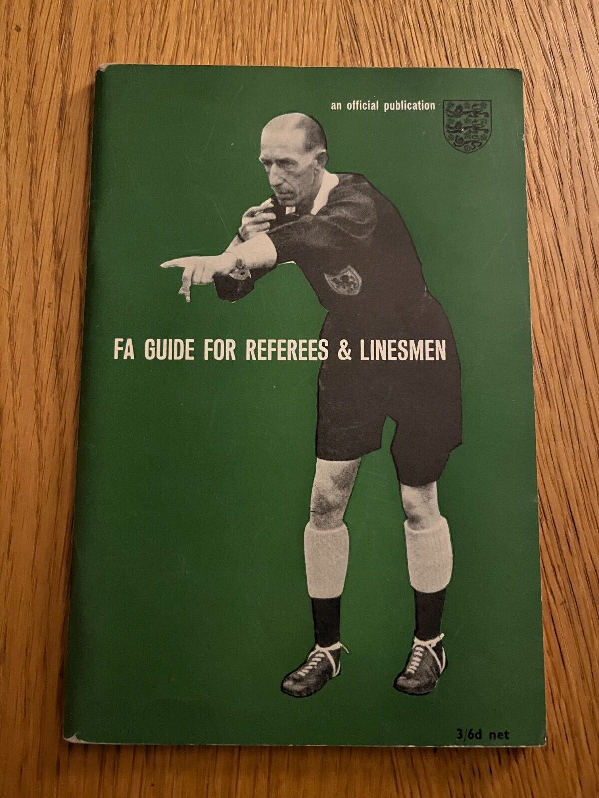 FA GUIDE FOR REFEREES & LINESMEN - AN OFFICIAL PUBLICATION: Good Soft ...