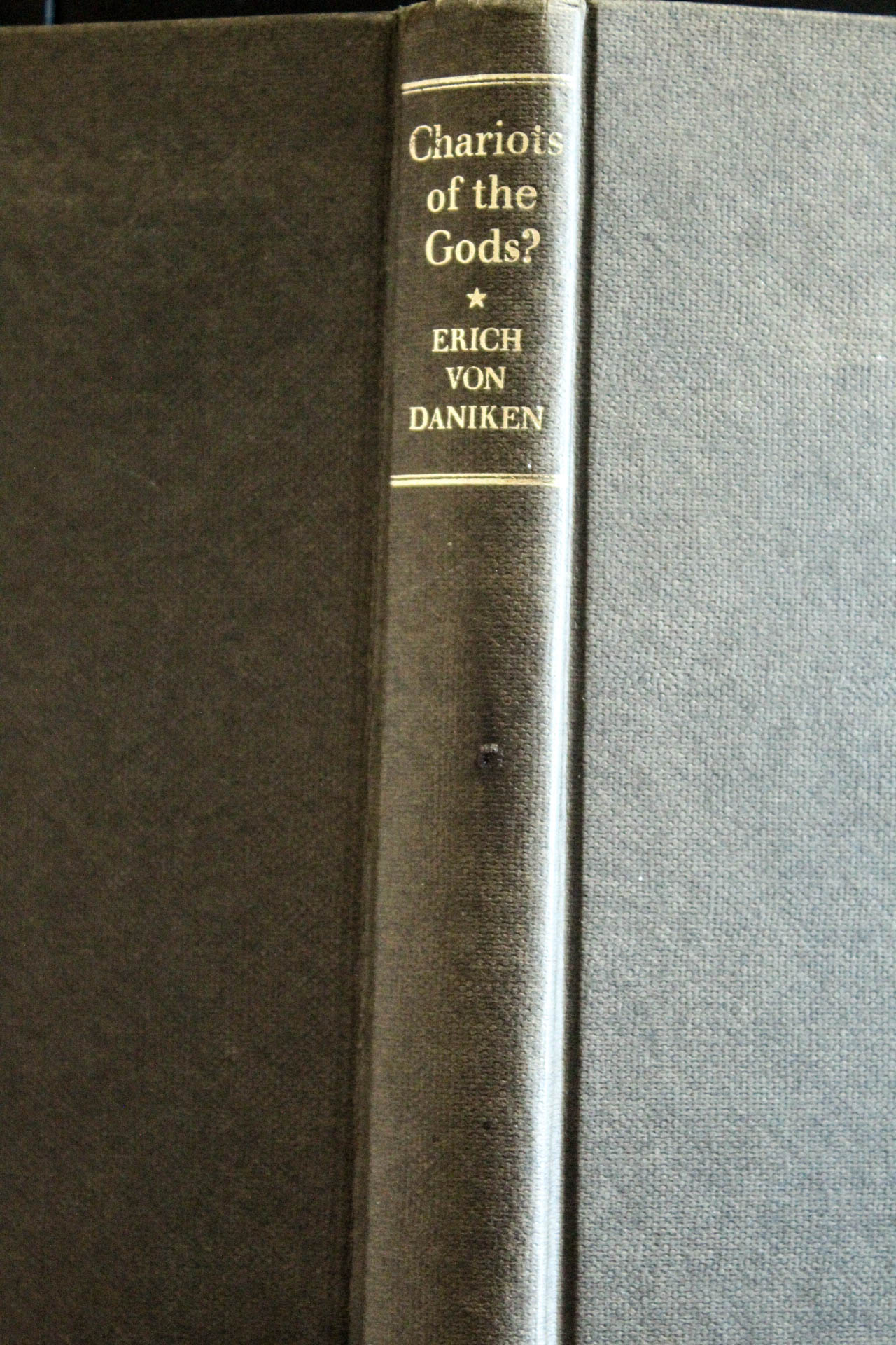 Chariots of the gods?: Unsolved mysteries of the past by Daniken, Erich ...