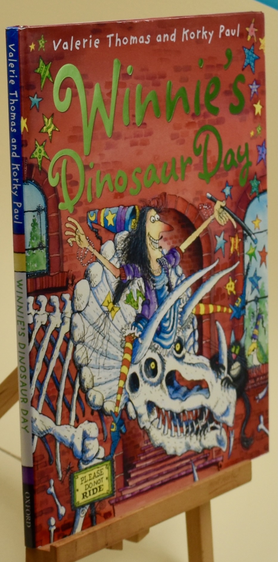 Winnie's Dinosaur Day. First thus by Thomas, Valerie; Paul, Korky: Fine ...