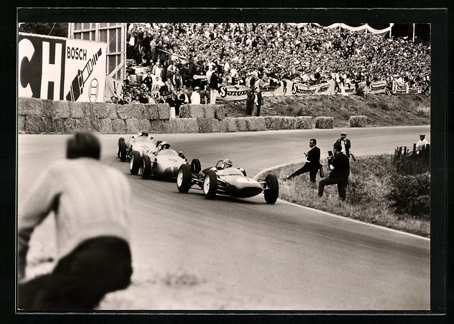 Ansichtskarte Rennfahrer Innes Ireland, Joakim Bonnier und Dan Gurney ...