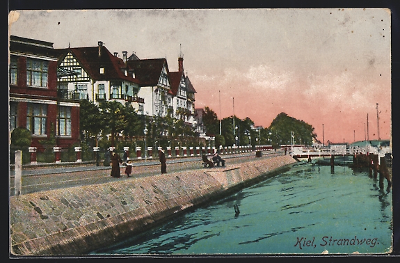 Ansichtskarte Kiel, Strandweg mit Spaziergänger: (1917) Manuskript ...