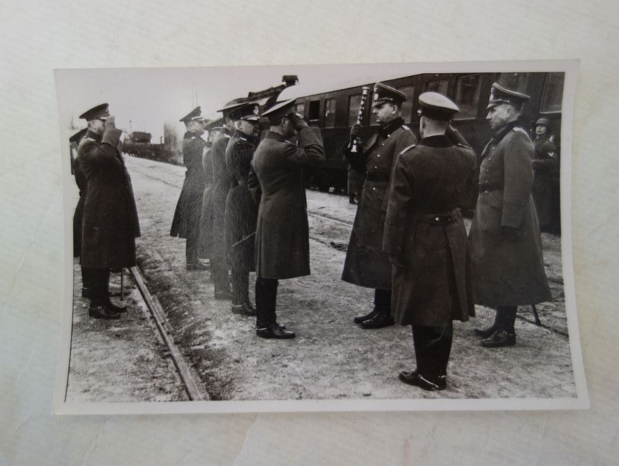 Original-Foto: General Wilhelm LIST mit Offizieren am Bahnhof PREDEAL ...