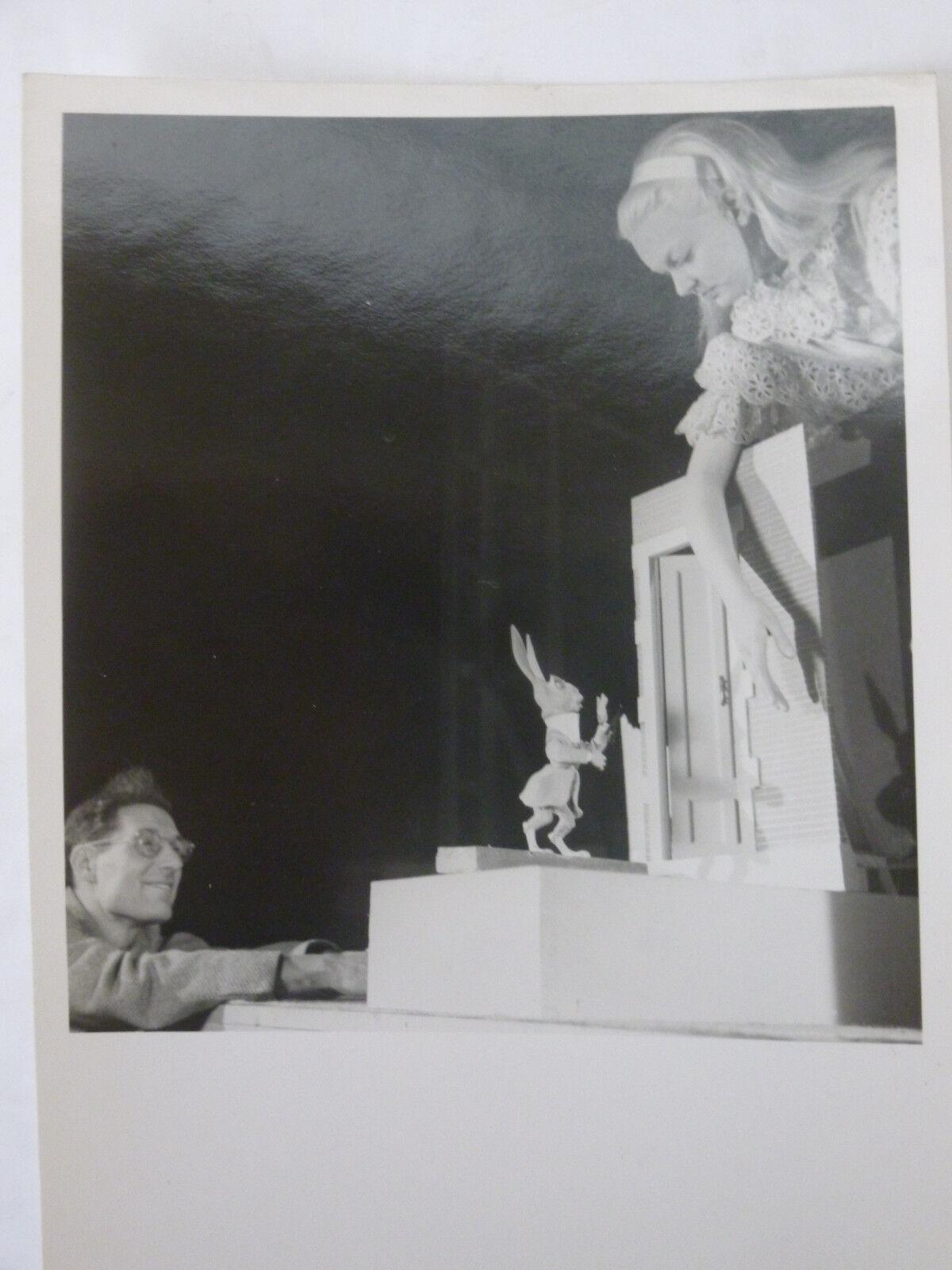 BOWER (Dallas), MARSH (Carol). ALICE AU PAYS DES MERVEILLES. 7 photos ...