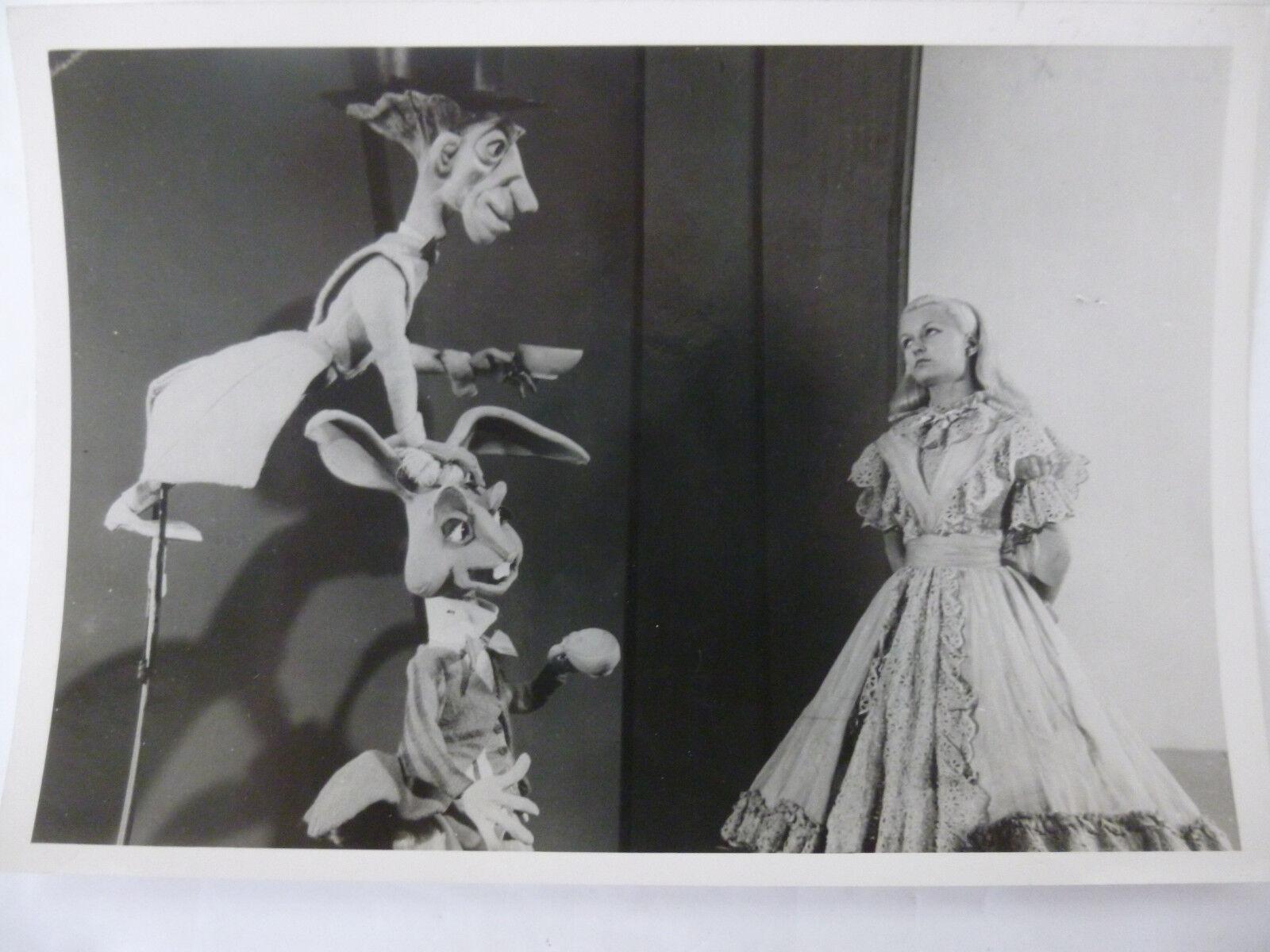 BOWER (Dallas), MARSH (Carol). ALICE AU PAYS DES MERVEILLES. 7 photos ...