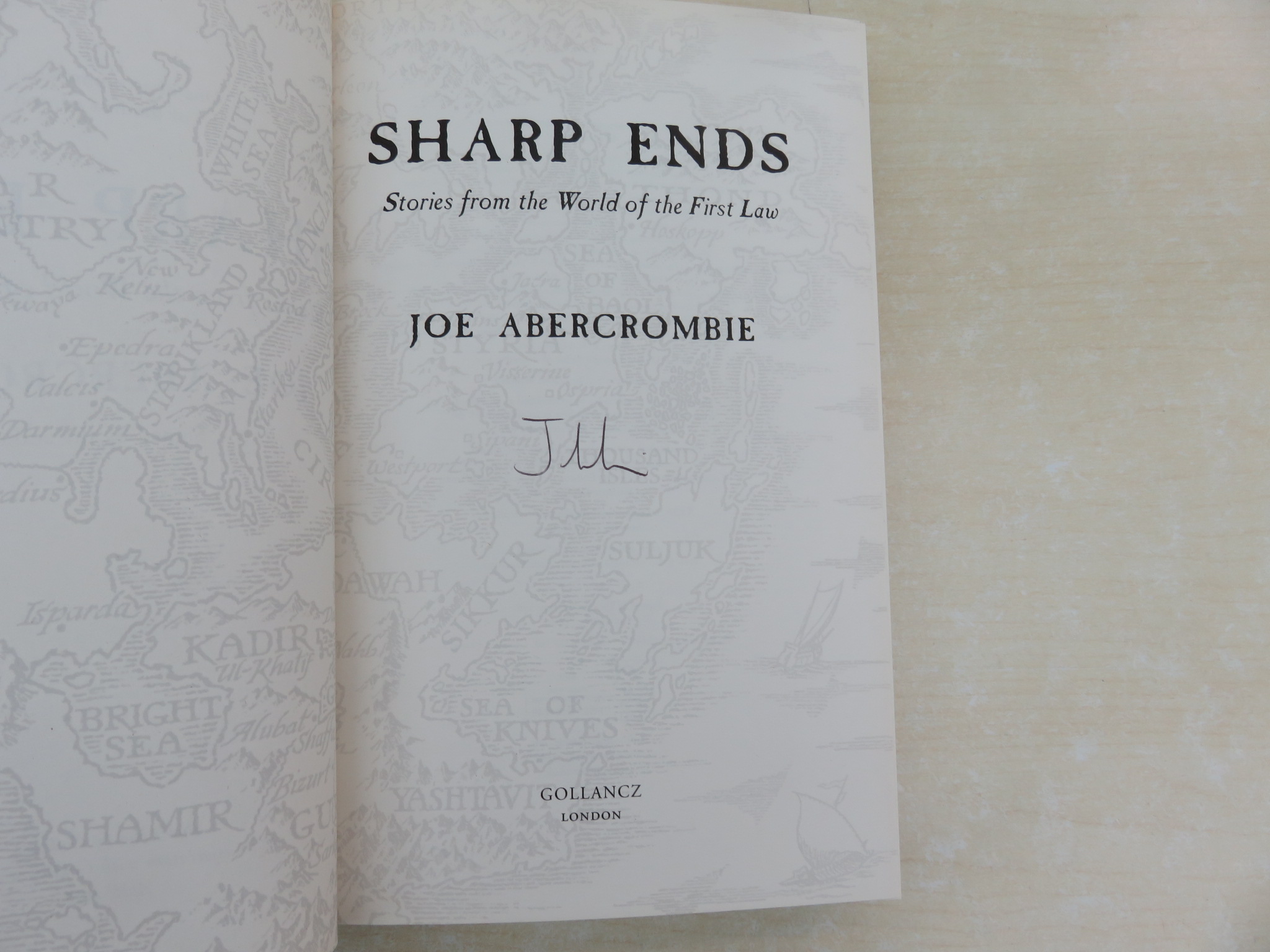 Sharp Ends de Joe Abercrombie: As New Hardcover (2016) 1st Edition, Signed by Author(s) | IJ Kent