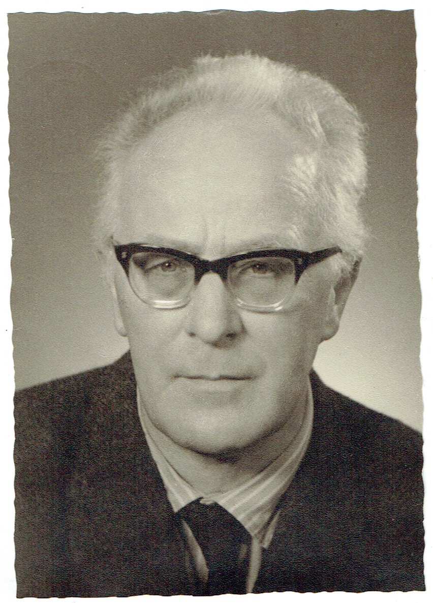 Portraitpostkarte mit eigenh. Widmung und Unterschrift auf der ...