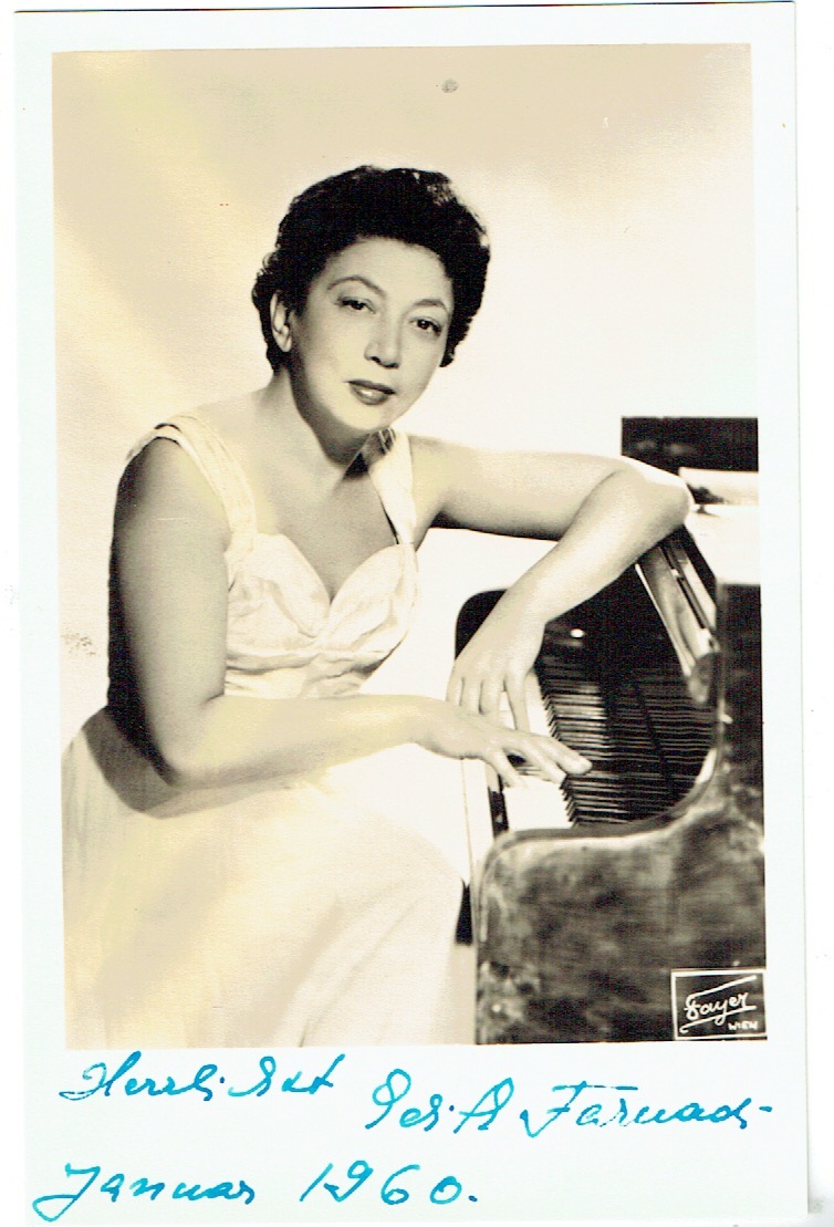 Portraitpostkarte mit eigenh. Unterschrift auf der Bildseite. von Farnadi, Edith, ung. Pianistin ...