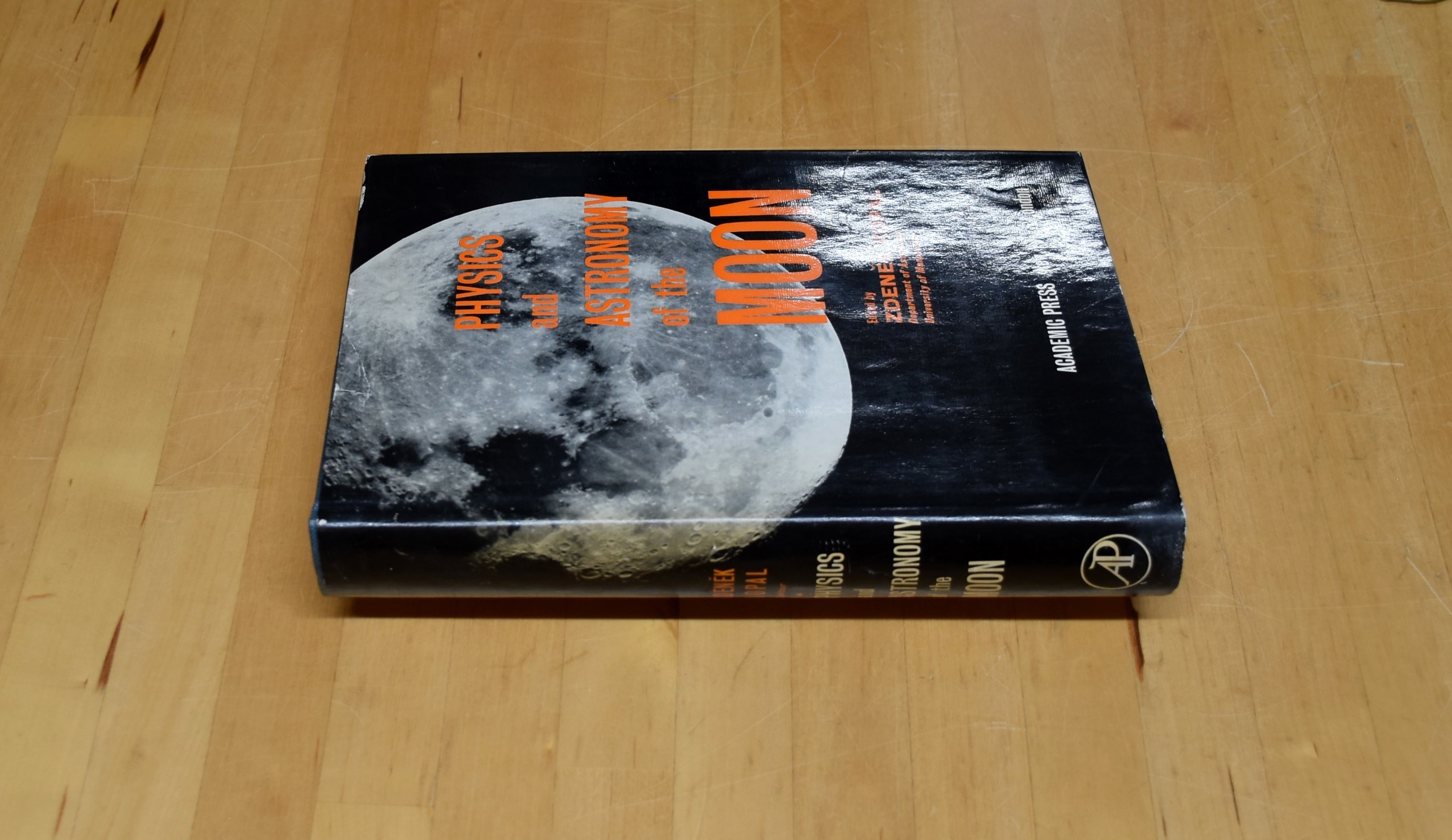 Physics and Astronomy of the Moon von Zdenek Kopal: Very Good Hardcover (1962) | HALCYON BOOKS