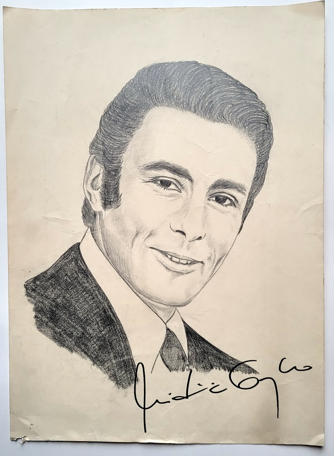 Gojko Mitic Portrait. Original-Autogramm + Bleistiftzeichnung auf Papier. - Monogramm MF (19)70 ...