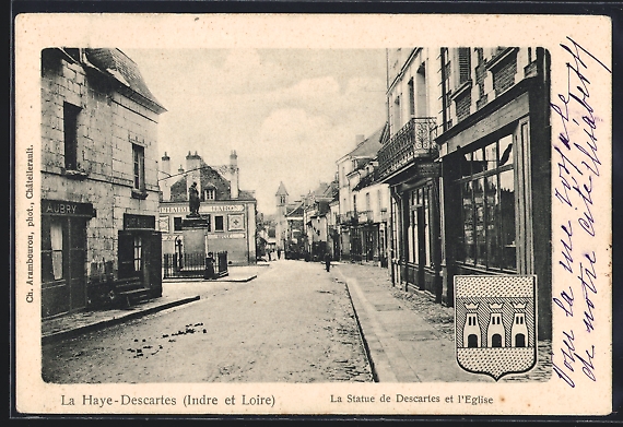 Carte postale La Haye-Descartes, La statue de Descartes et l`église ...