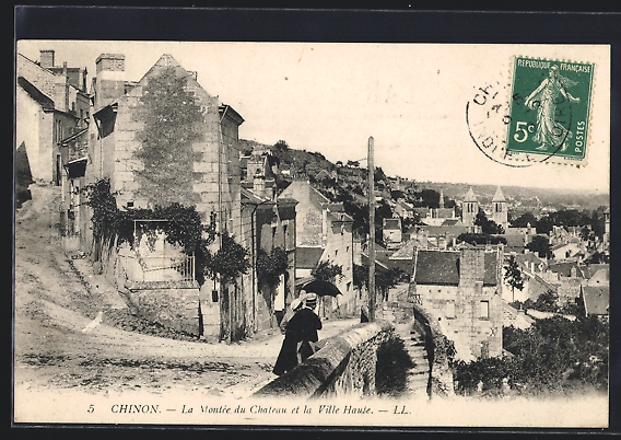 Carte postale Chinon, La montée du château et la ville haute ...