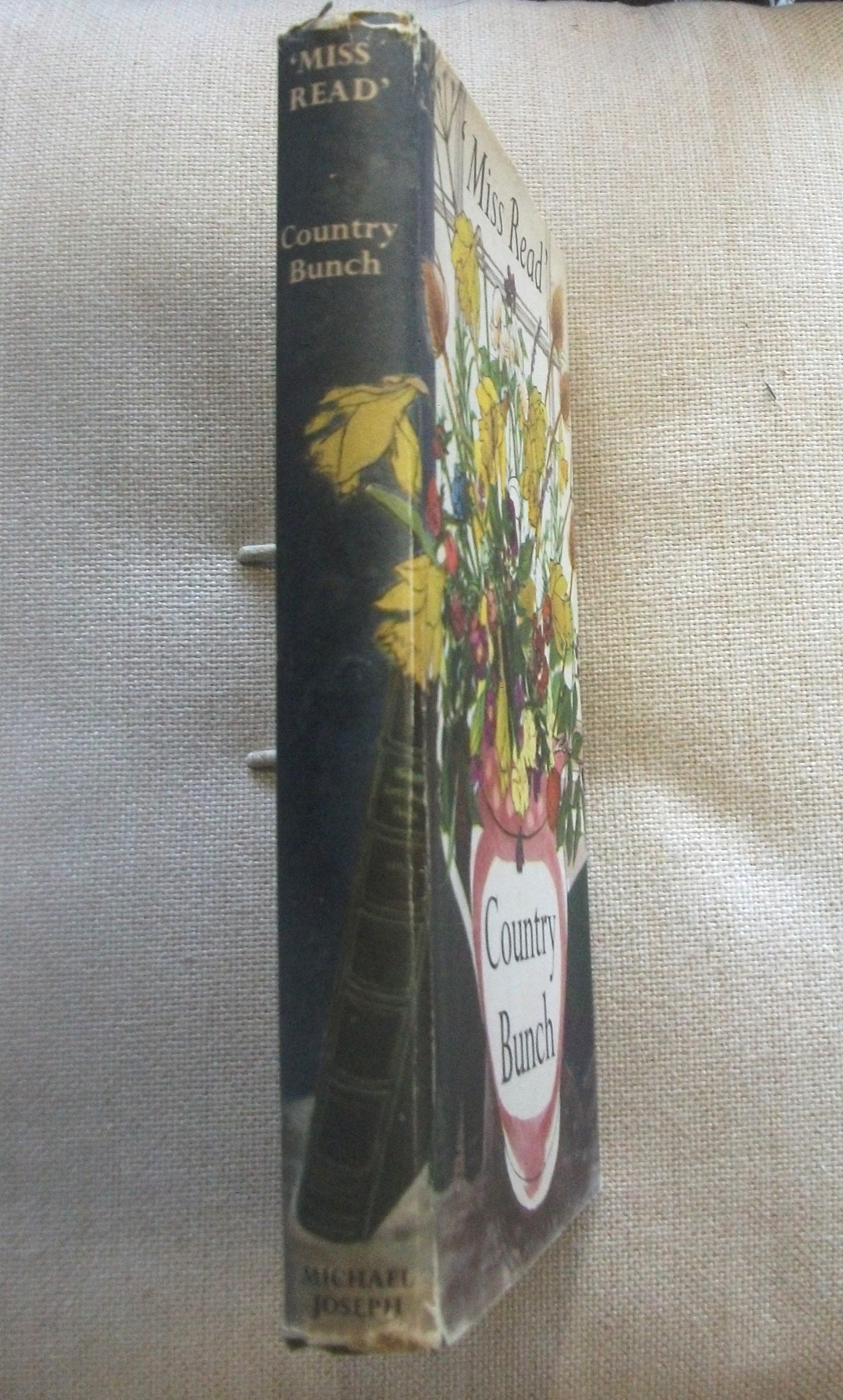 Country bunch / illustrations by Andrew Dodds by Miss Read: Very Good ...