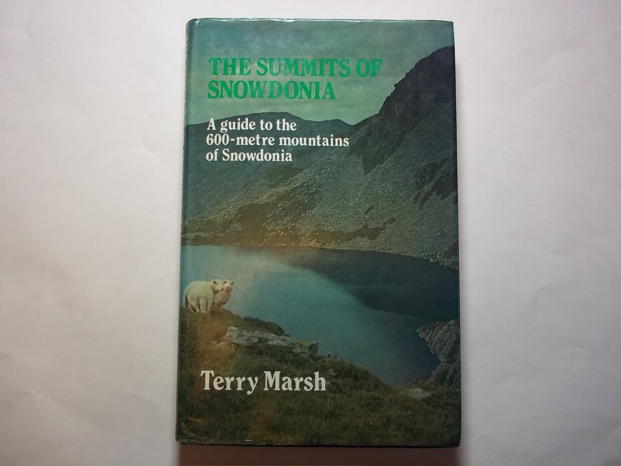 The summits of Snowdonia: A guide to the 600-metre mountains of ...