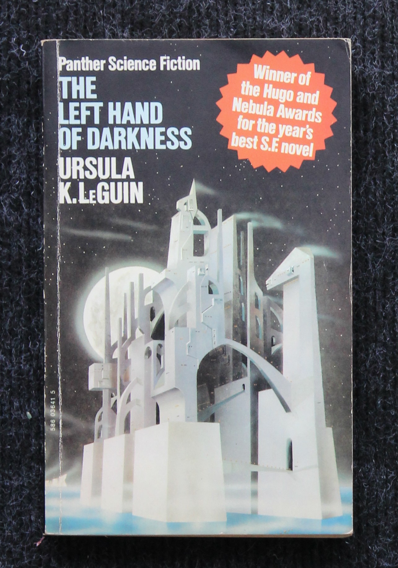 The Left Hand of Darkness de Ursula K. LeGuin: Very Good Soft cover ...