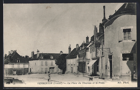 Carte postale Vermenton /Yonne, La Place du Thureau et la Poste ...