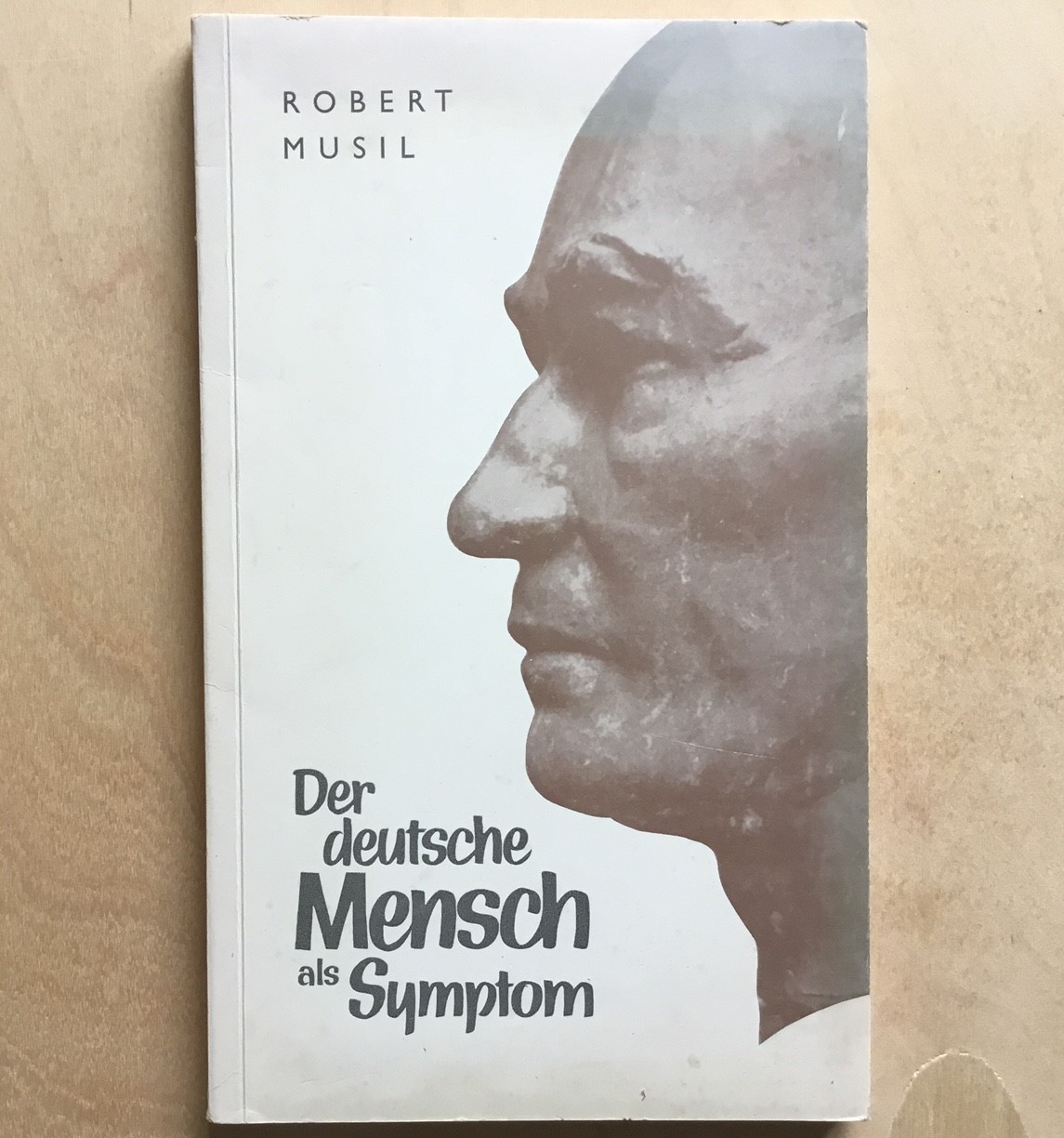Der deutsche Mensch als Symptom. Robert Musil. Aus d. Nachlass hrsg ...