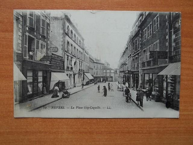 CPA : NEVERS : la place Guy -Coquille by LL. | KEÏMOLA